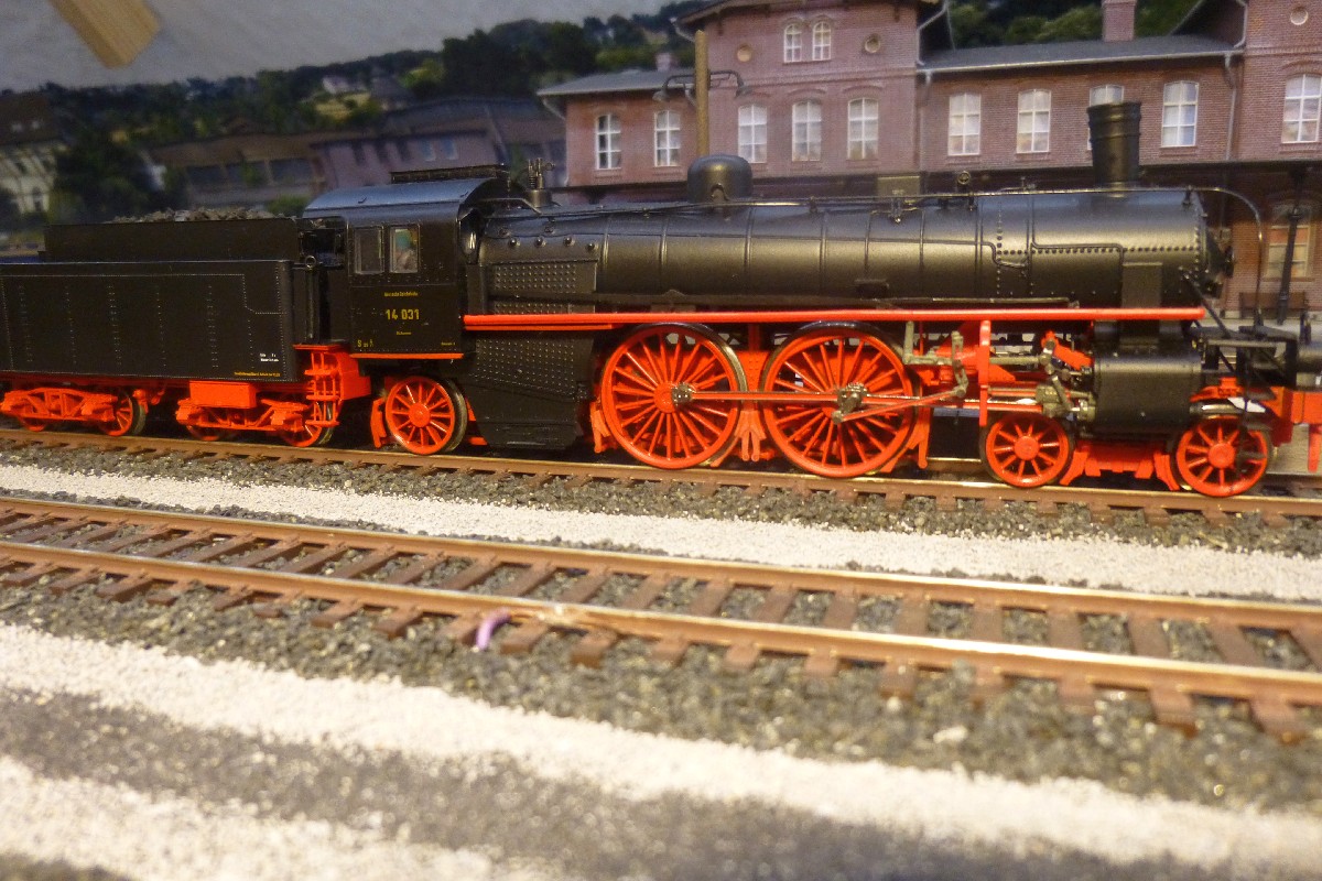 Brawa BR 14 031 (S 9) mit Personenzug – Sinnige Anlagen