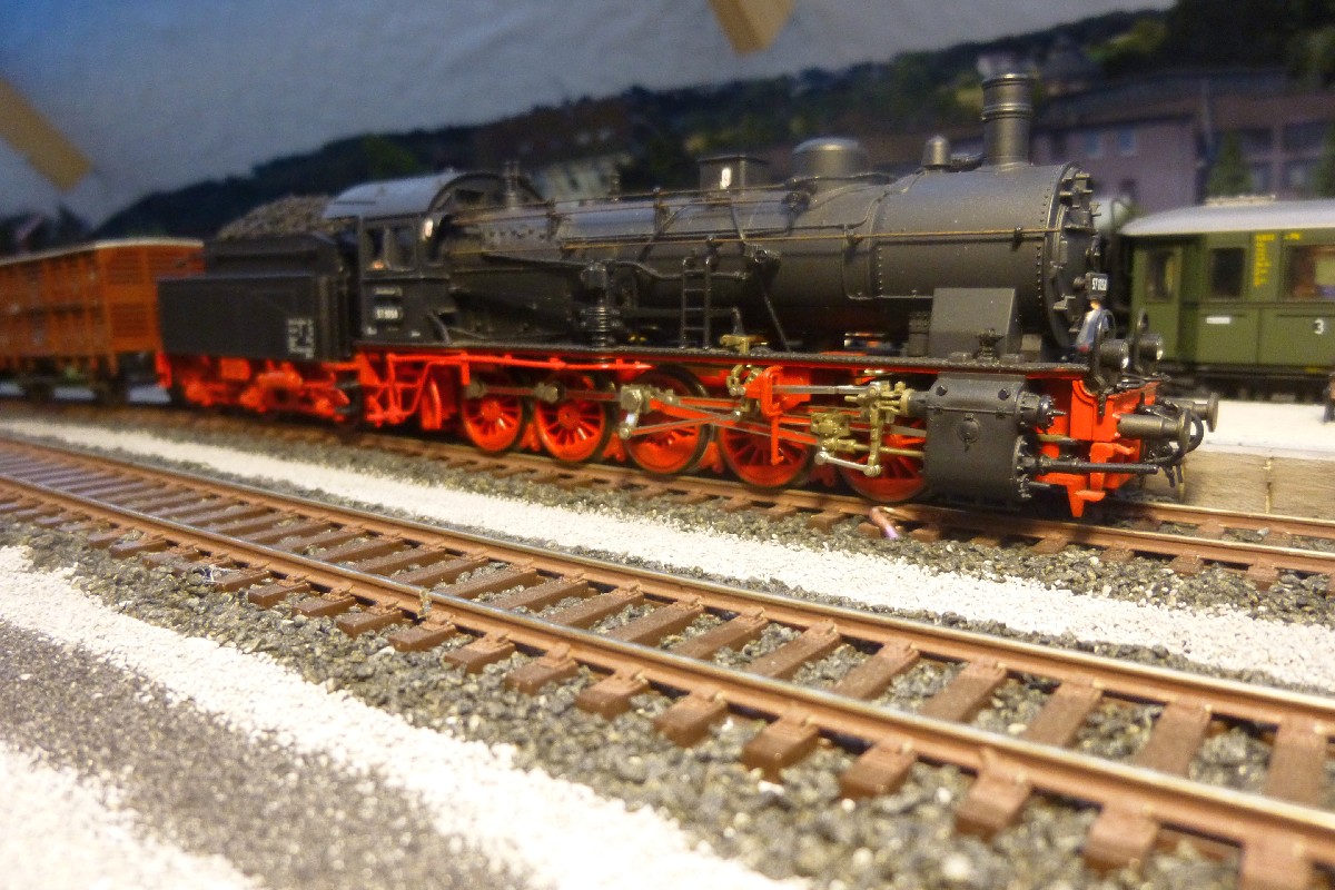 Roco BR 57 1058 mit Güterzug – Sinnige Anlagen