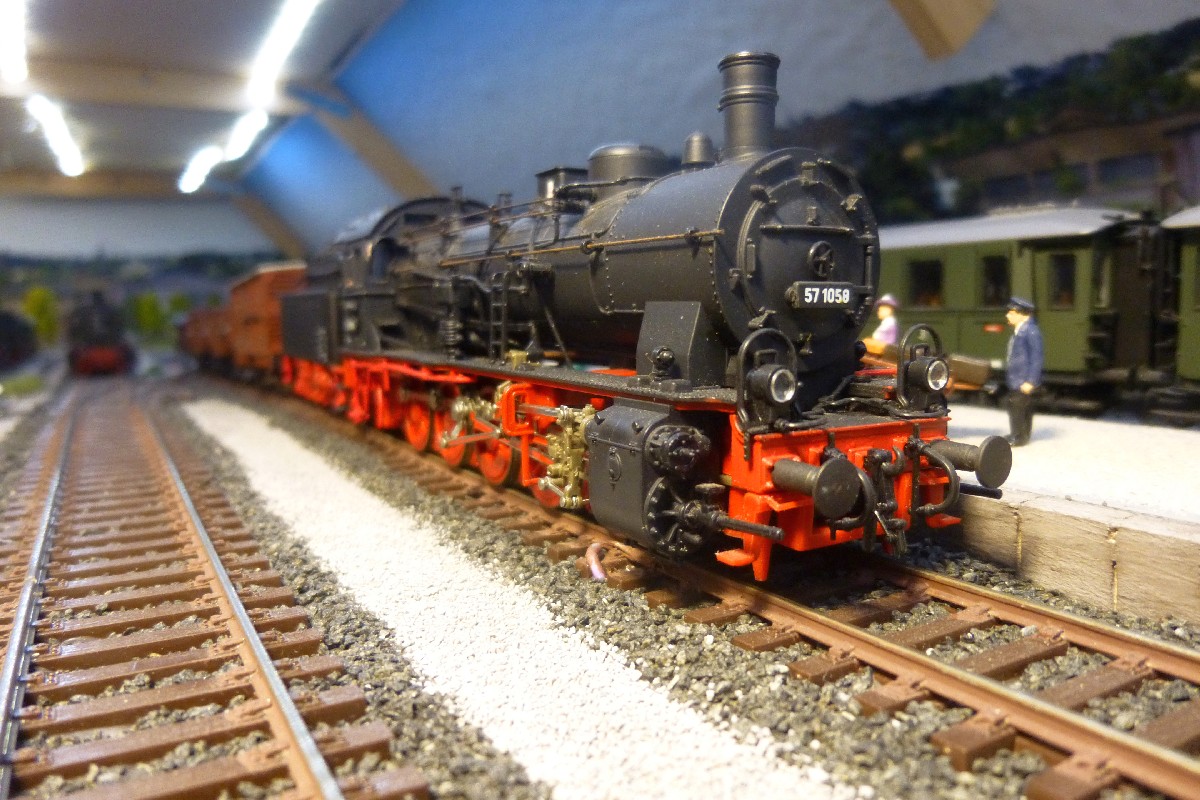 Roco BR 57 1058 mit Güterzug – Sinnige Anlagen