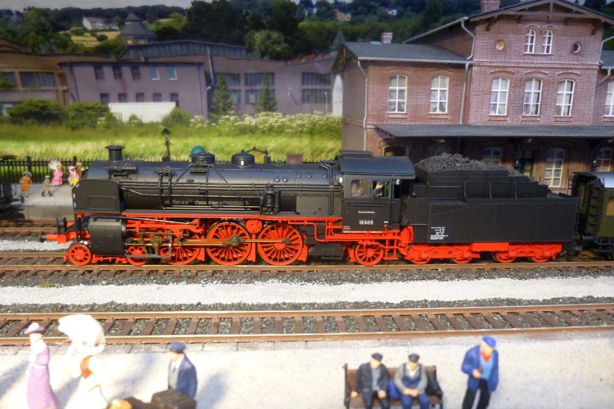 BR 18 609 FL mit Luxuszug – Sinnige Anlagen